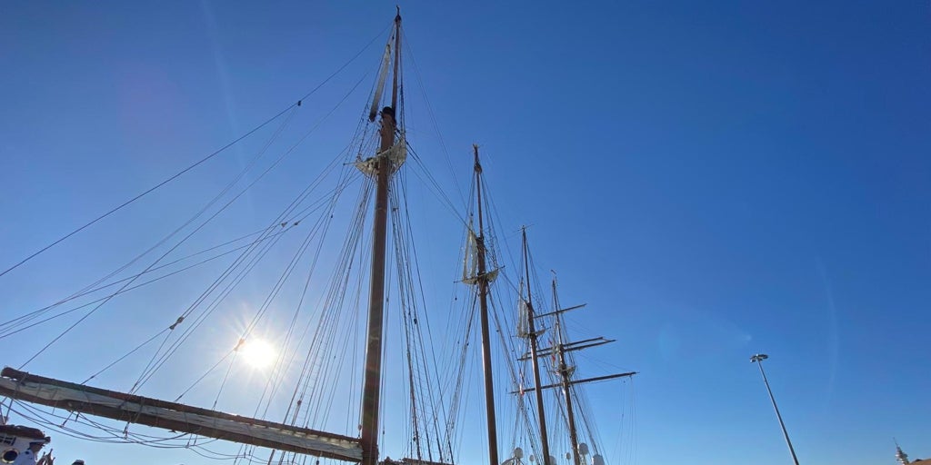 El Juan Sebastián de Elcano atraca en el muelle de Cádiz seis meses ...