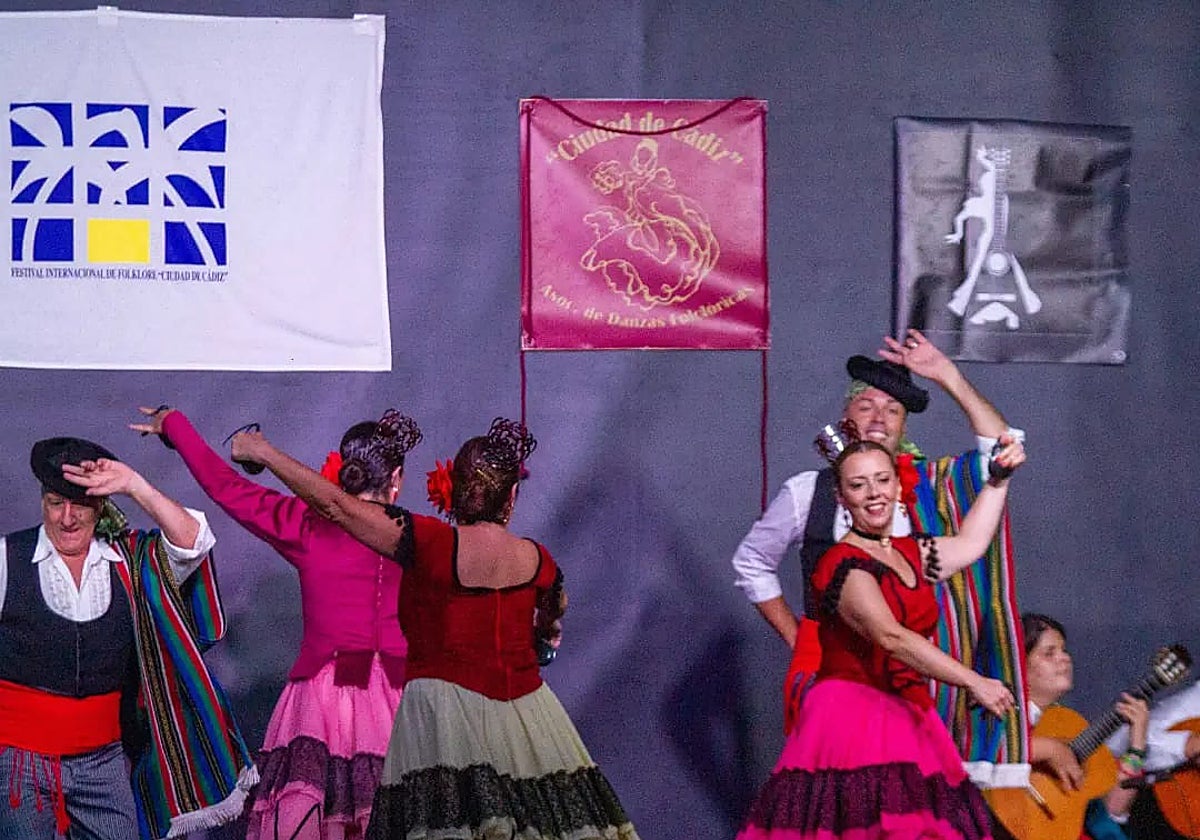 El Festival Internacional de Folklore Ciudad de Cádiz inicia este ...