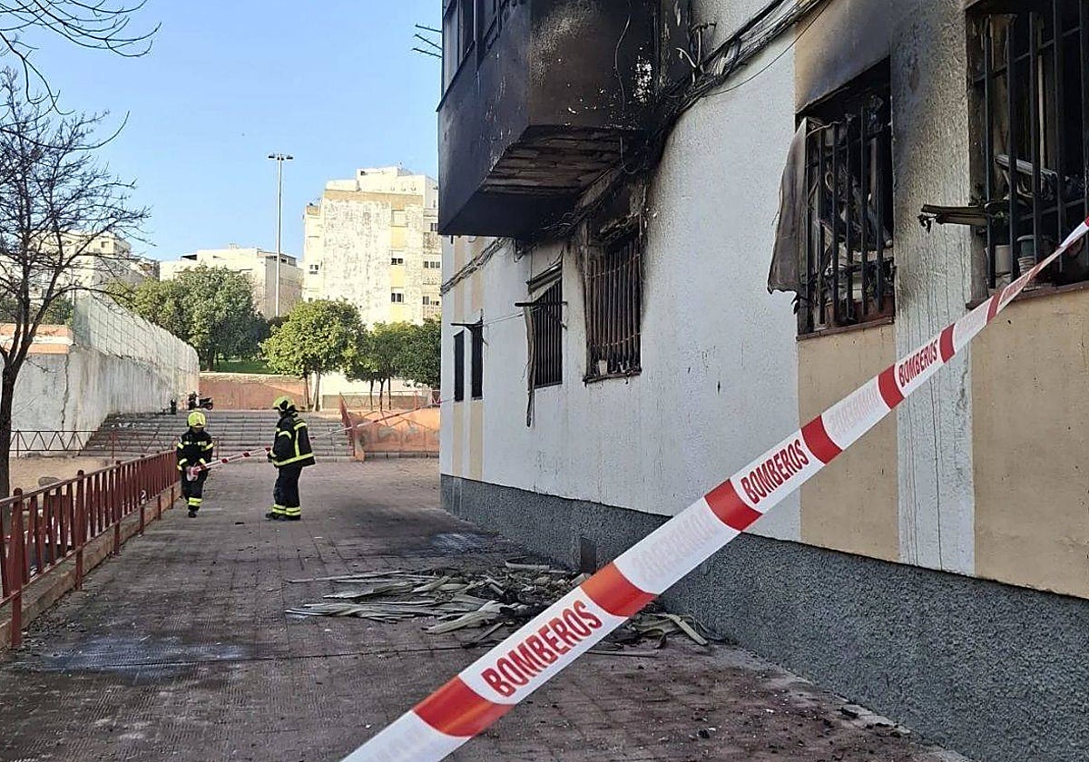 Diez desalojados por el incendio de una vivienda en Jerez