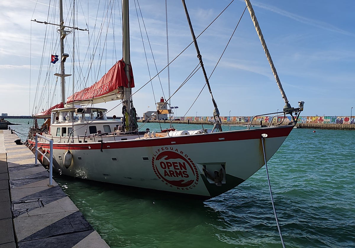 Puerto Sherry recibe finalmente al 'Astral' de Open Arms tras ...