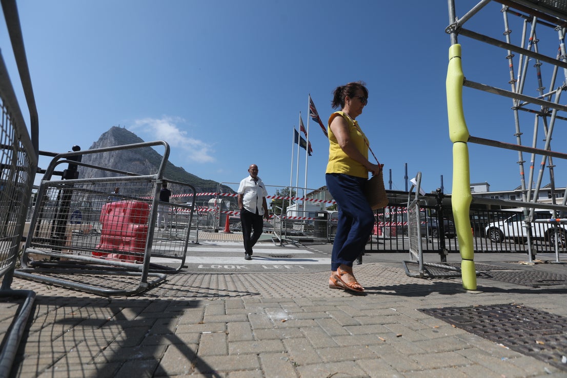 Fotos: Comienzan las obras para demoler la Verja de Gibraltar