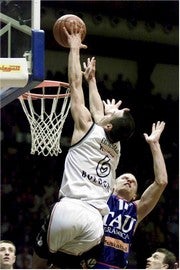 Baloncesto-Euroliga: El Kinder arrolla al Tau y empata la final