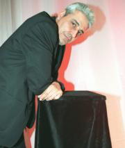 Anthony Blake muestra en «Espíritu» sus dotes como «mago de la mente»