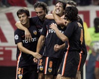 Morientes logra un triple que encarrila el camino del Valencia