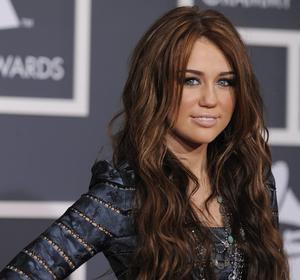 Miley Cyrus advierte a los más jóvenes de los peligros de internet