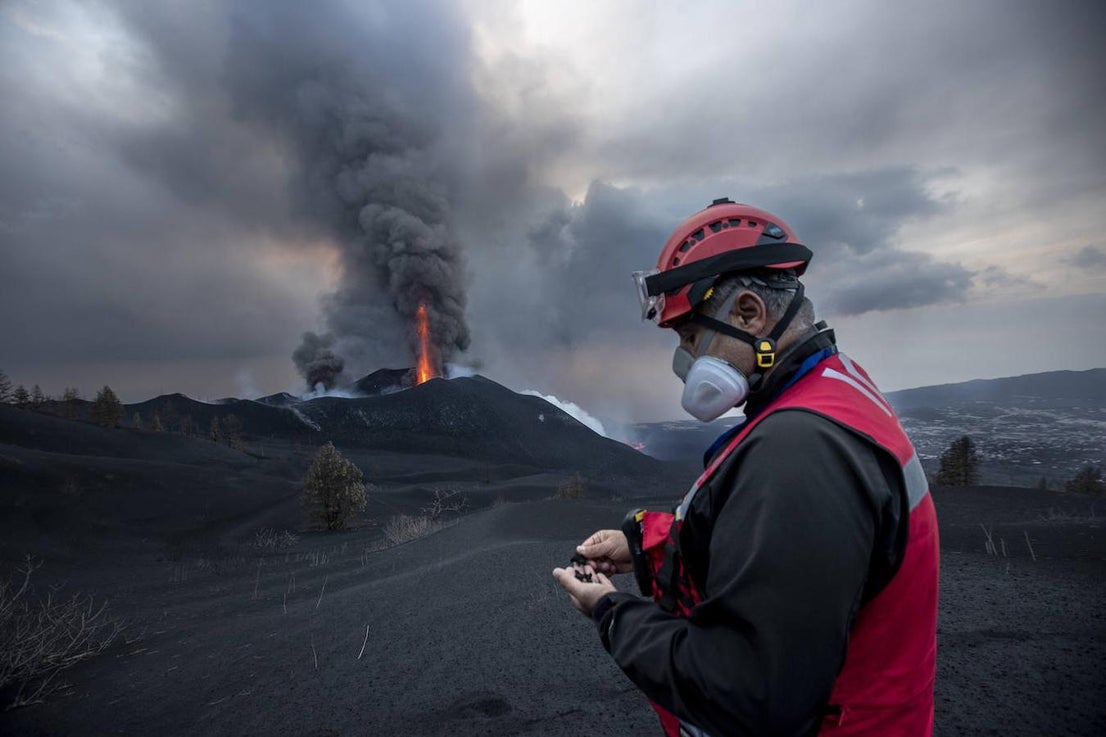 Viaje a la zona de exclusión del volcán: a 300 metros del fenómeno ...