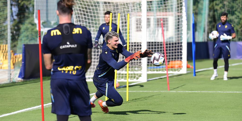 Cádiz CF: El Cádiz CF renueva a Víctor Aznar, el portero de su filial
