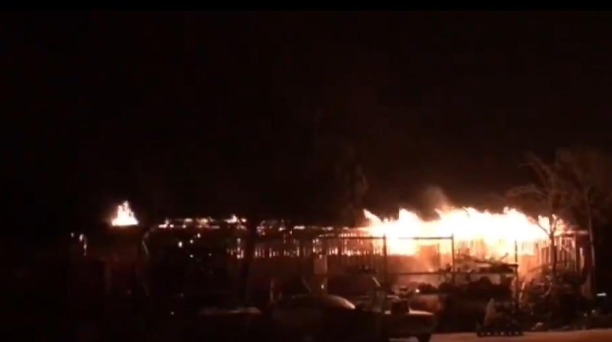 Espectacular incendio en una chatarrería de Loeches