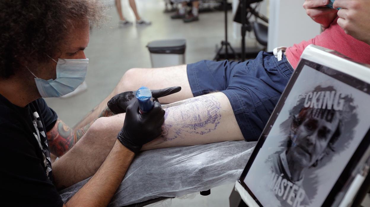 «Jodido maestro»: un Fernando Simón tatuado para toda la vida
