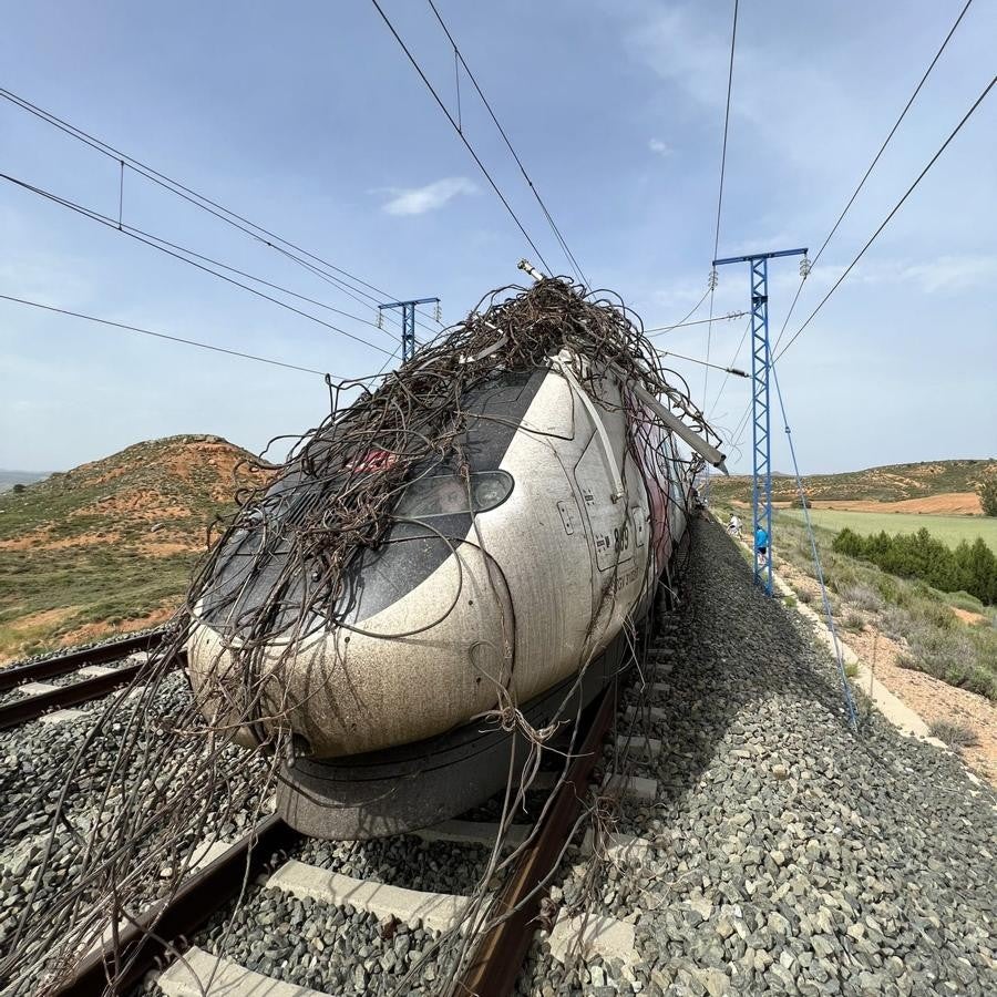 El desprendimiento de la catenaria sobre un tren interrumpe tres horas ...