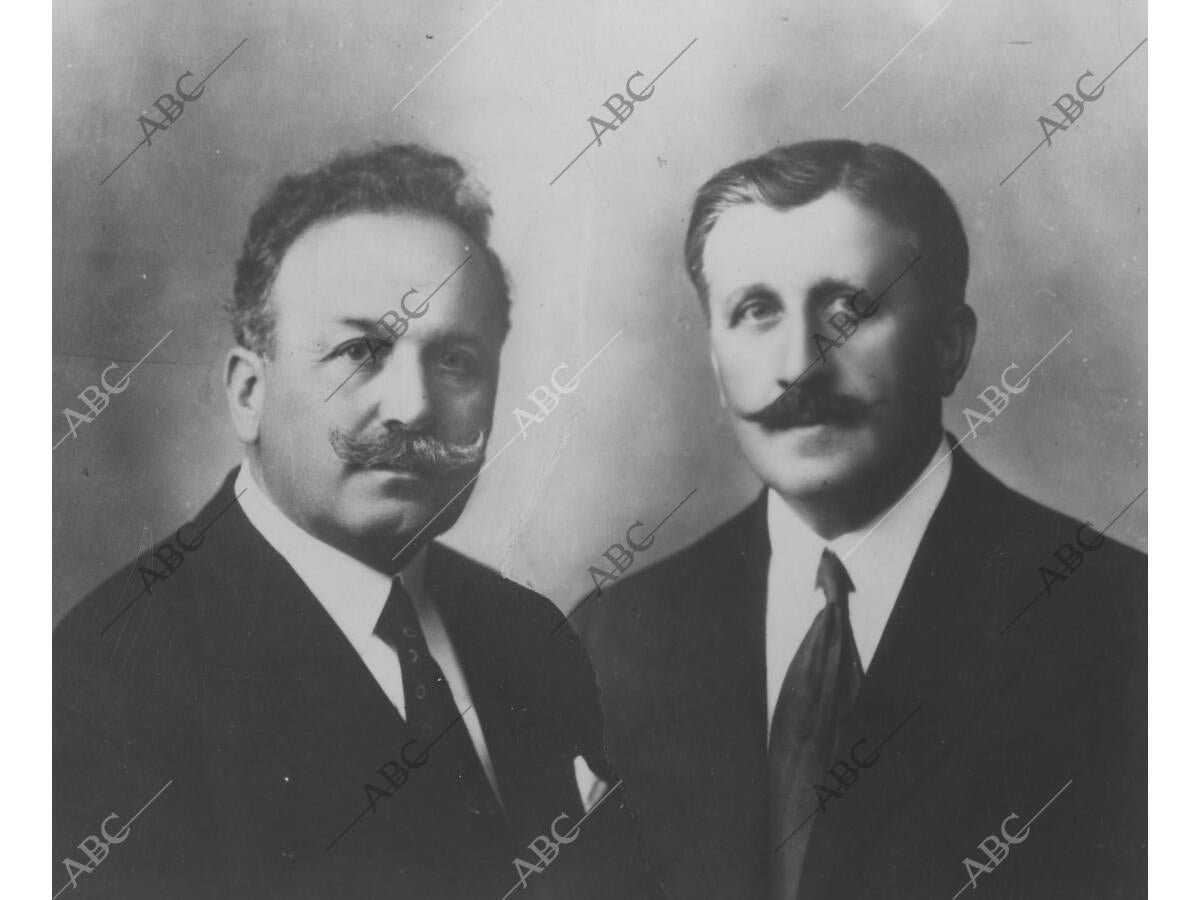 Los Hermanos Álvarez quintero Miran fijamente - Archivo ABC