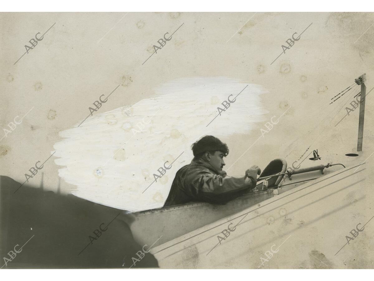 El piloto Gibert en su Avión - Archivo ABC
