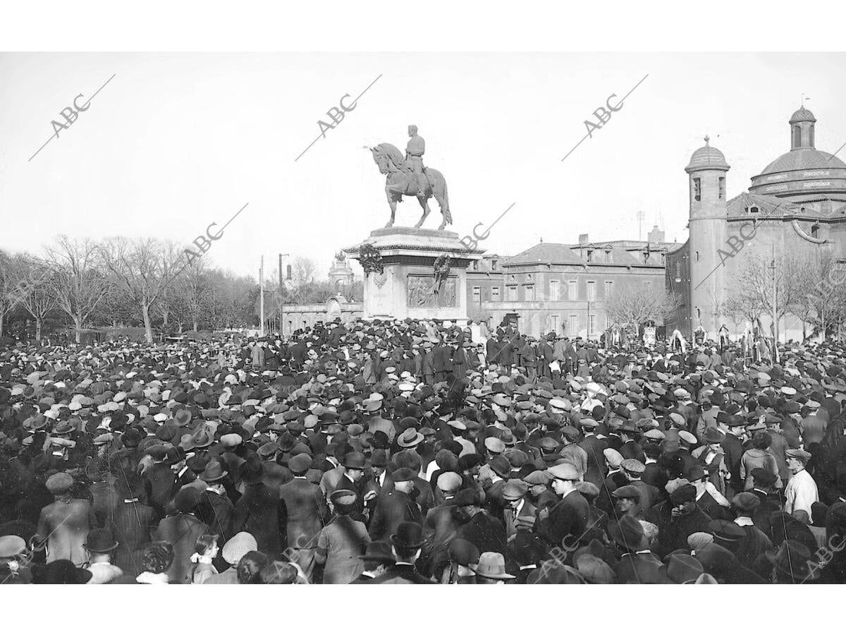 El público alrededor de la estatua del general Prim durante el acto de ...