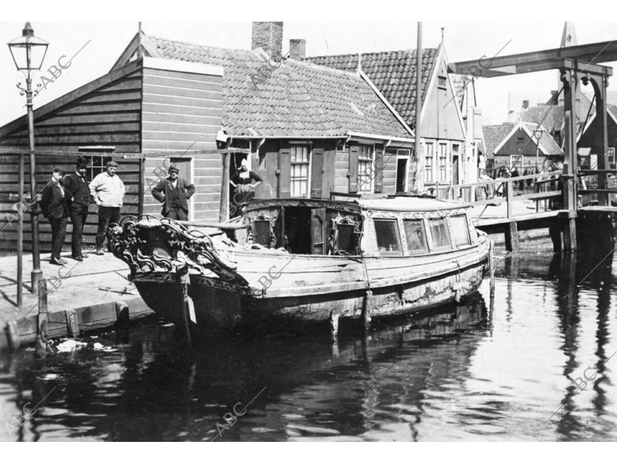 Una calle de la isla de Marken, donde las Actuales Inundaciones Han ...