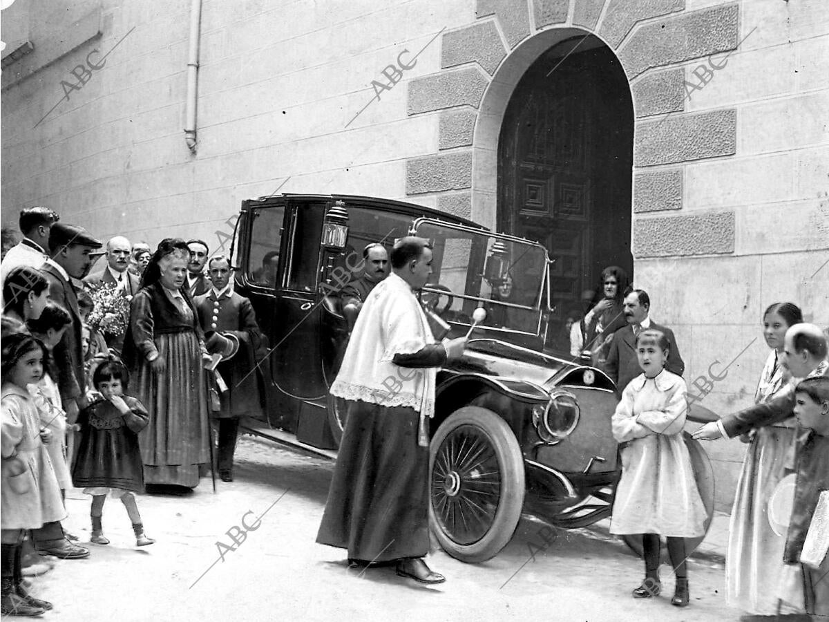 S.A.R. la Infanta doña Isabel (X) Presenciando la Bendicion de uno de ...