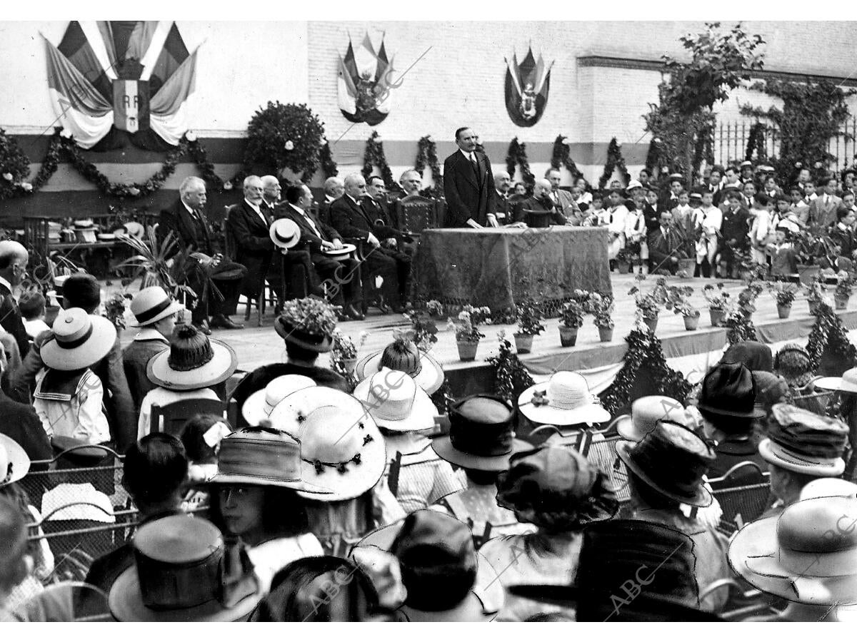 El embajador de Francia Pronunciando un discurso en el reparto de ...