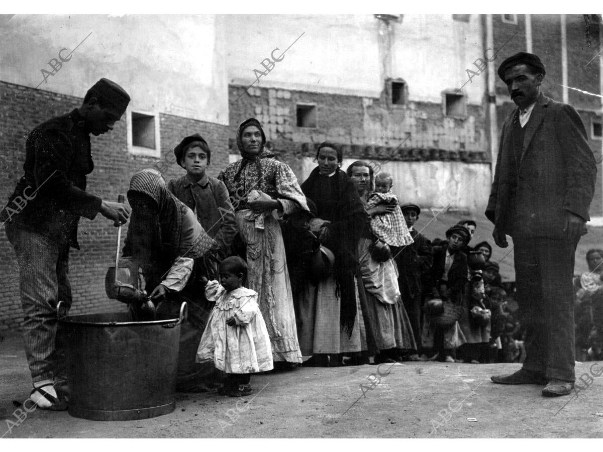 Cola de Personas Esperando su turno para el reparto de comida - Archivo ABC