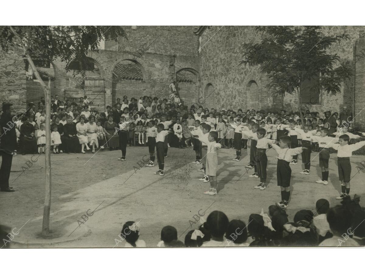 Ejercicios de gimnasia sueca por los niños en la fiesta celebrada con ...
