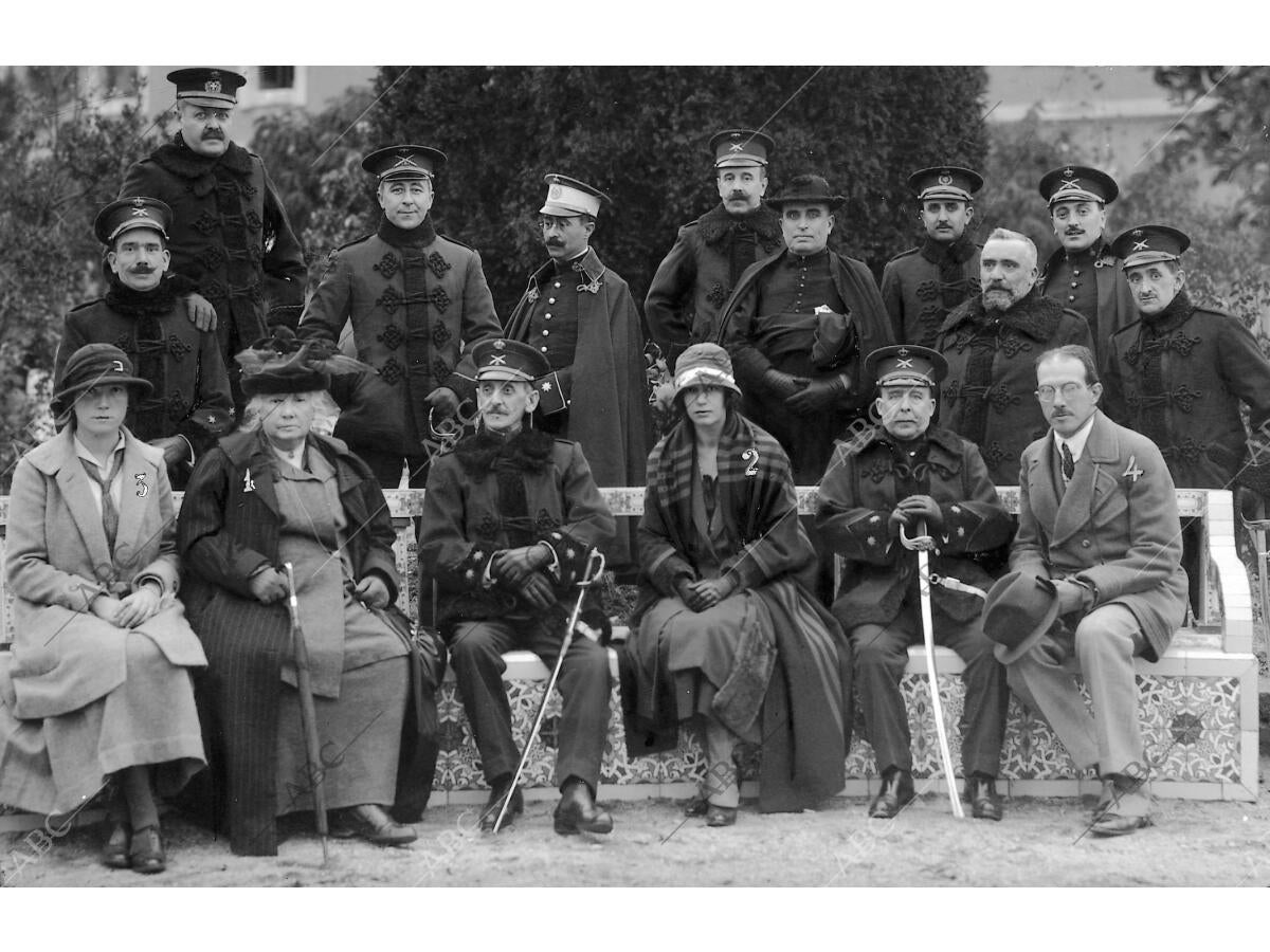 Su alteza real la Infanta doña Isabel (1) y los Príncipes doña Pilar (2 ...
