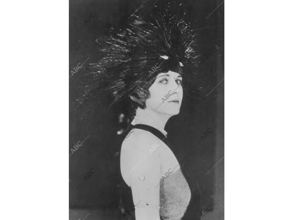 En la Imagen, la Famosa actriz Edna Purviance con un elegante sombrero ...