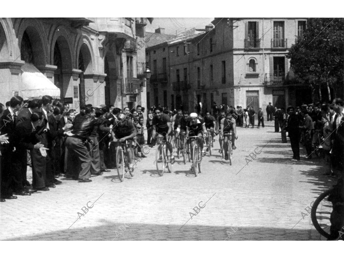 Paso de Ciclistas por un pueblo de Aragón - Archivo ABC