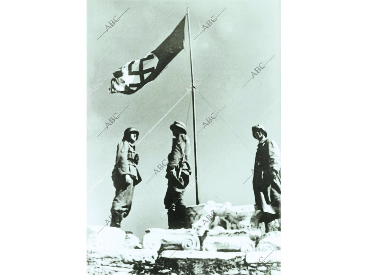 La bandera nazi Ondea en la Acropolis - Archivo ABC