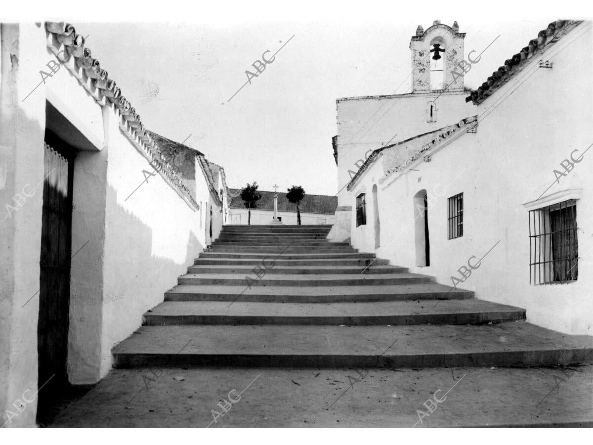 Una Típica calle del pueblo Coria del Río (Sevilla), al fondo se ...