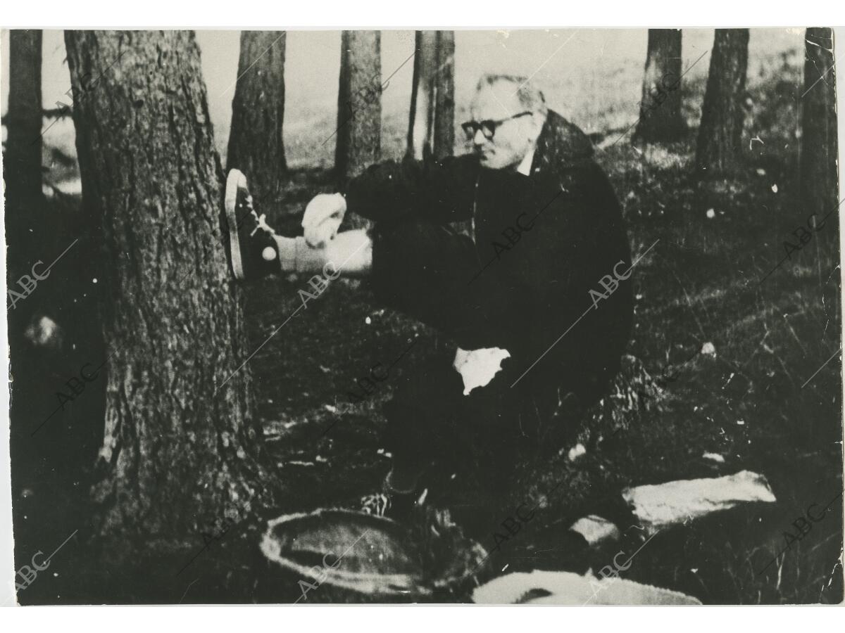 Karol Wojtya (futuro Papa Juan Pablo II) durante una excursión por lo ...