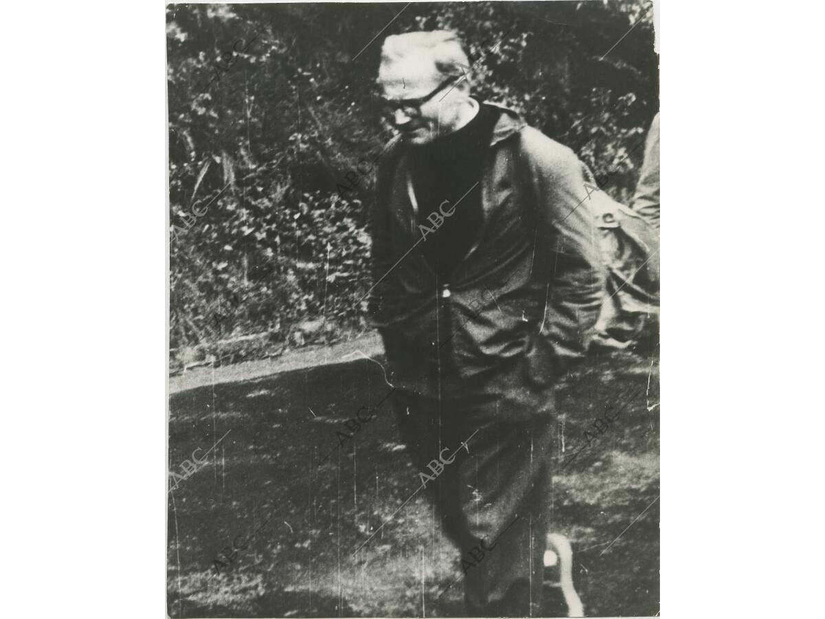 Karol Wojtya (futuro Papa Juan Pablo II) durante una excursión por lo ...