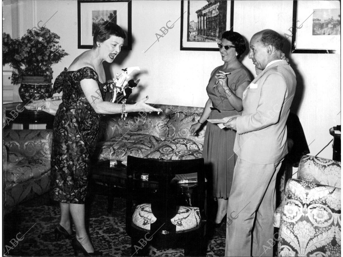 Entrevista a Bette Davis, por parte del corresponsal de ABC en Roma ...