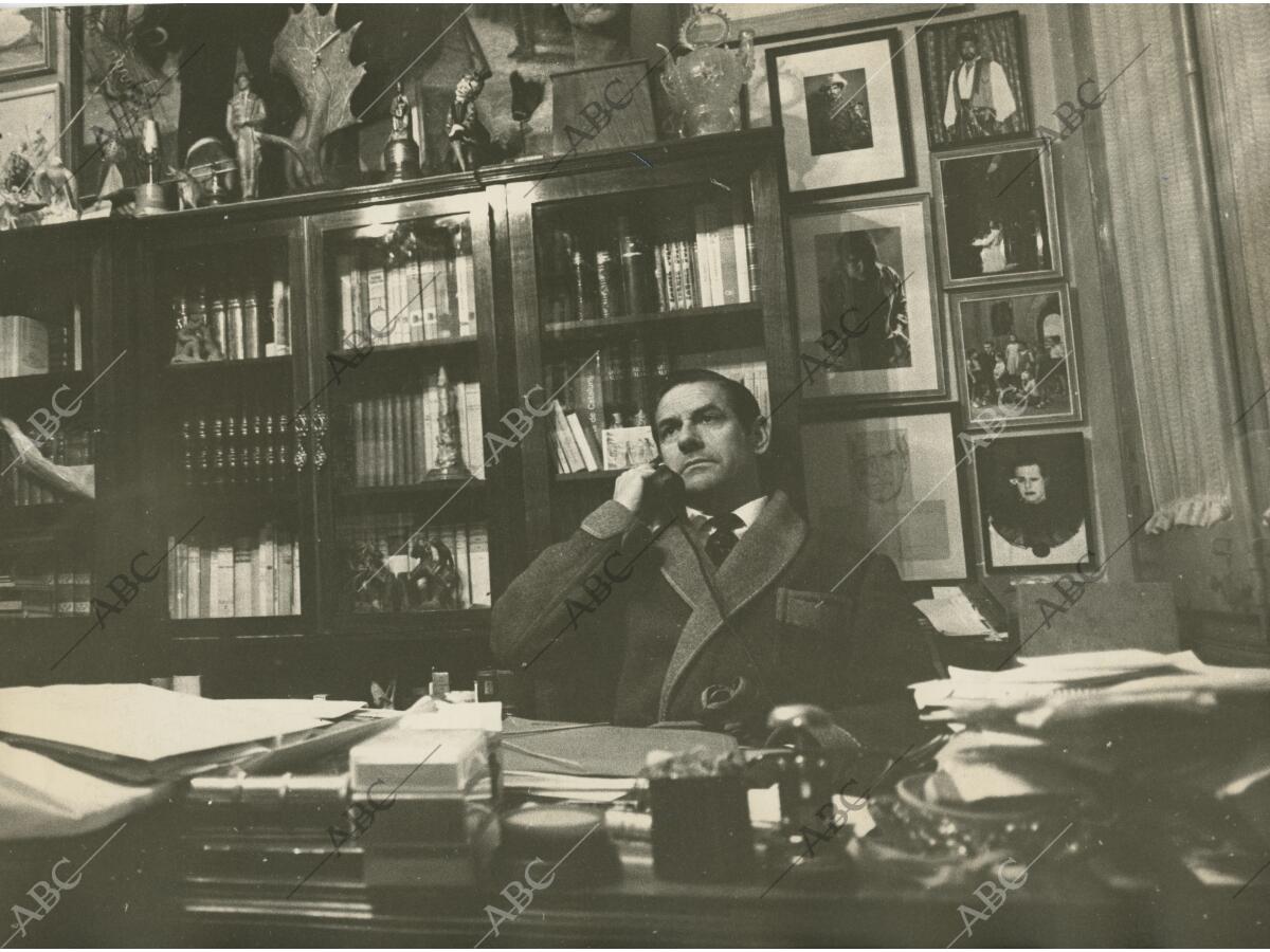 Mario Cabré en su casa hablando por teléfono - Archivo ABC