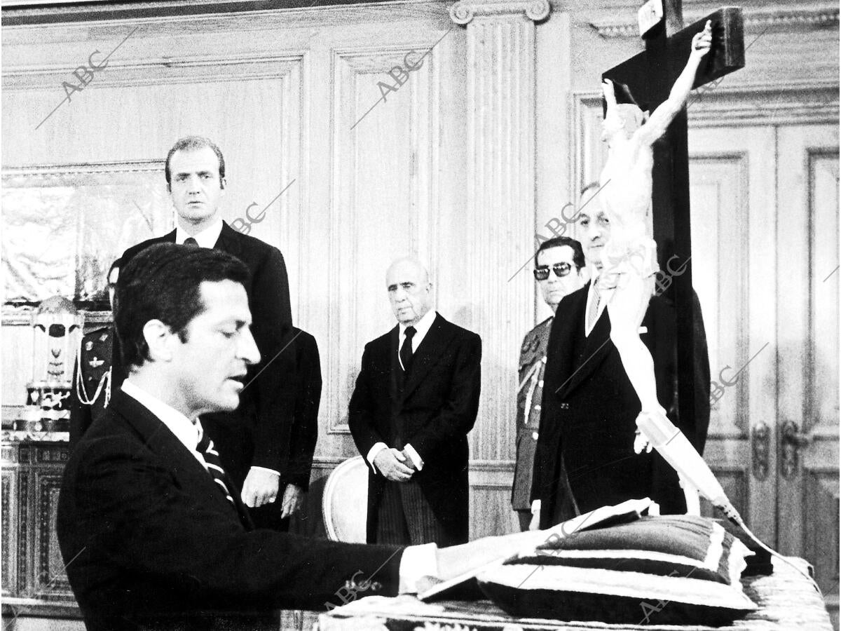 Adolfo Suárez jura como presidente del gobierno ante el Rey Juan Carlos ...