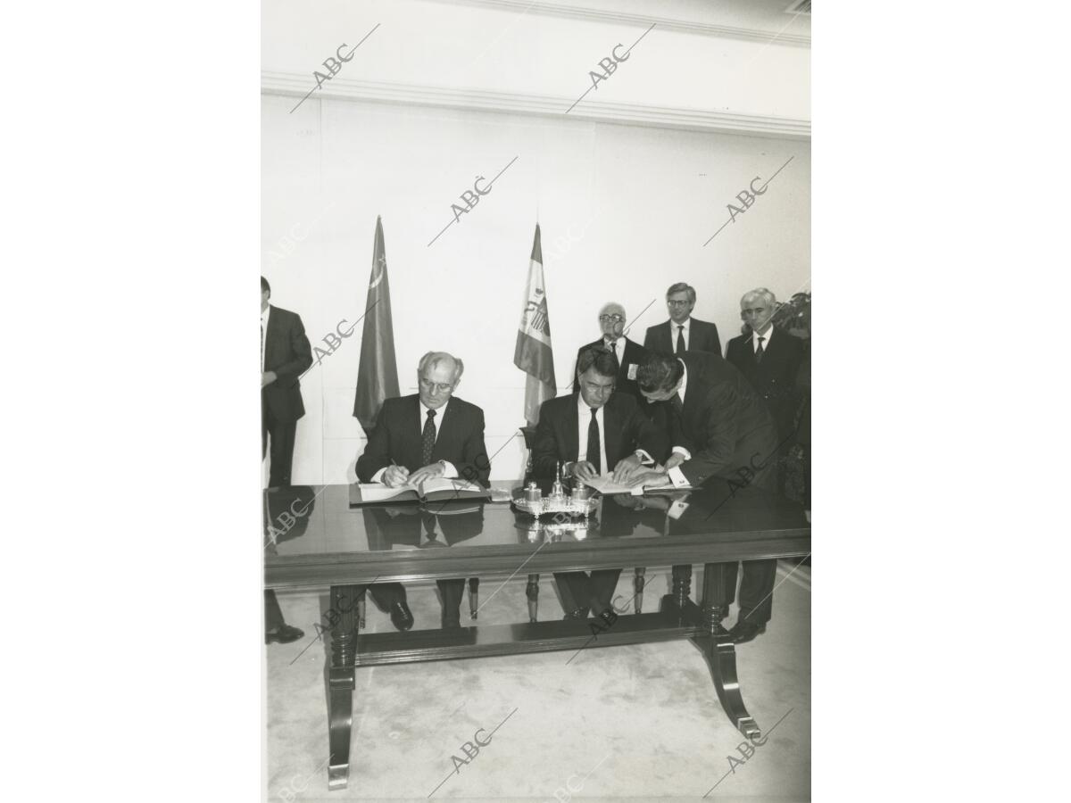 El presidente del Gobierno, Felipe González, y el presidente soviético ...