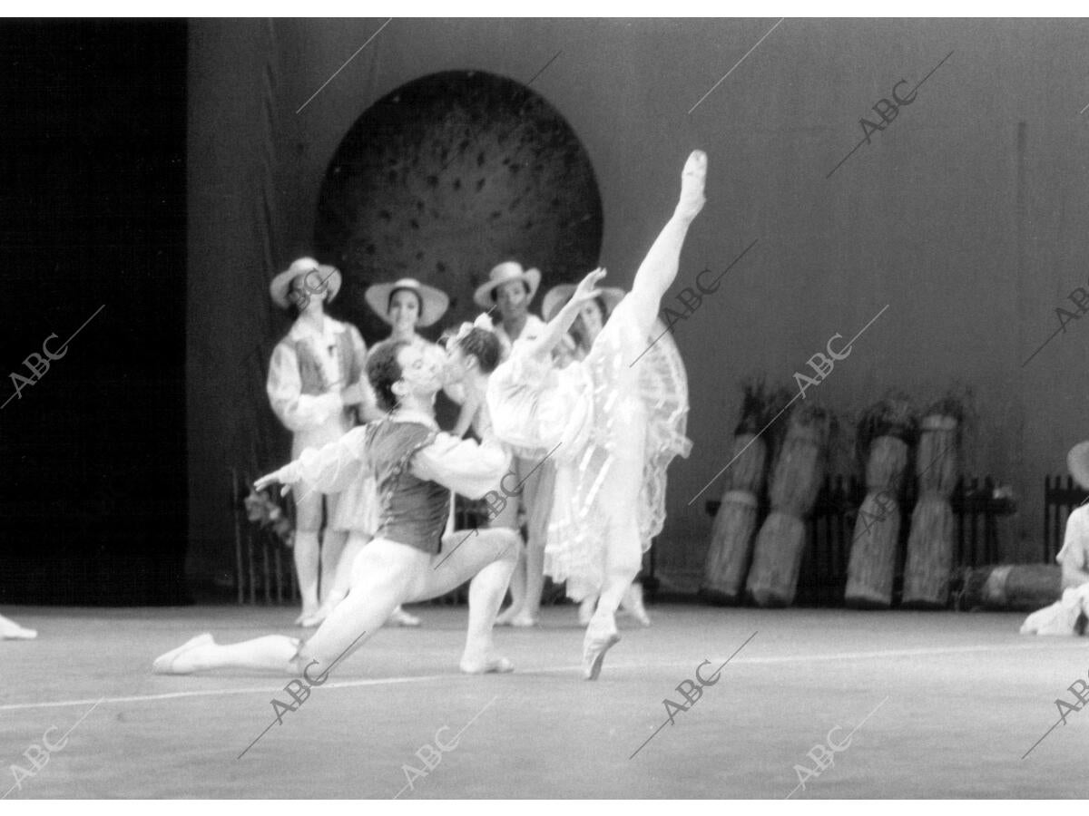 La Bailarina se Encuentra en un piqué al Arabesqué Apoyada en el ...