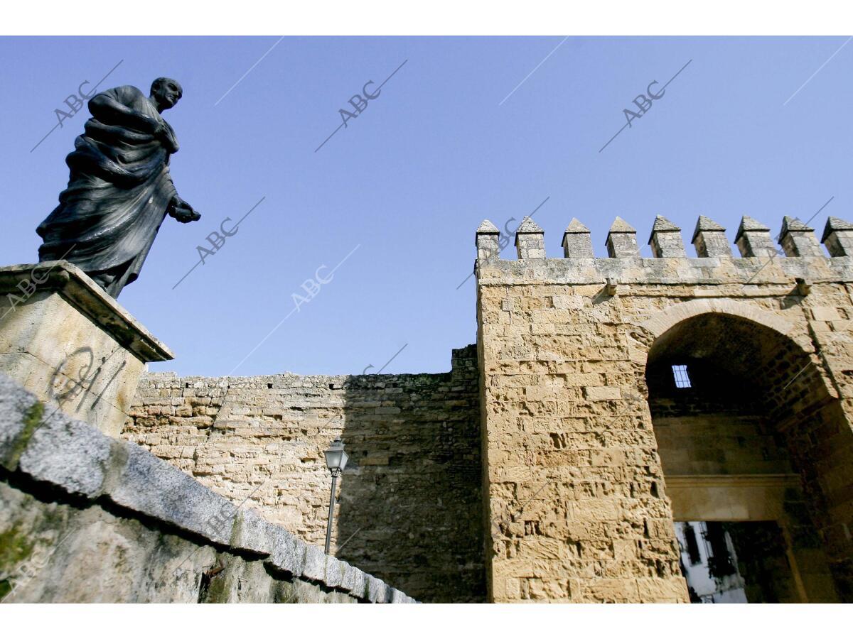 Estatua de Seneca en la puerta de Almodóvar - Archivo ABC