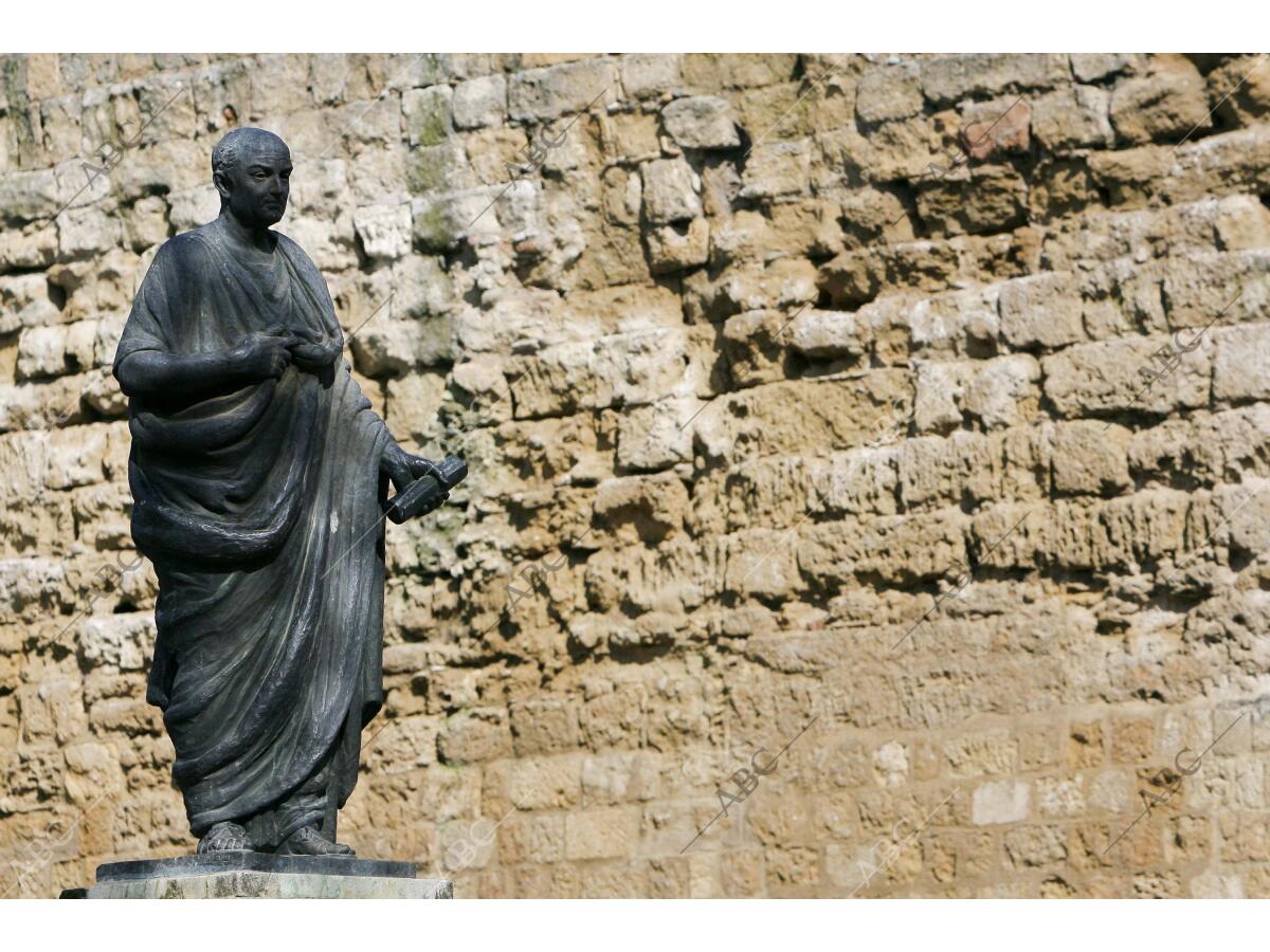 Estatua de Seneca en la puerta de Almodóvar - Archivo ABC