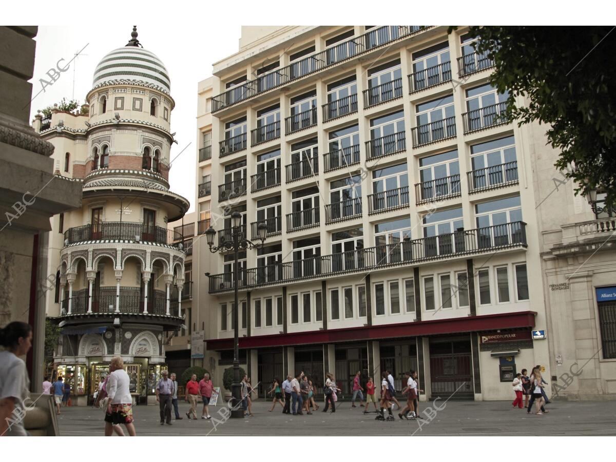 Edificio del Banco Popular de Andalucía en la Avenida de la ...