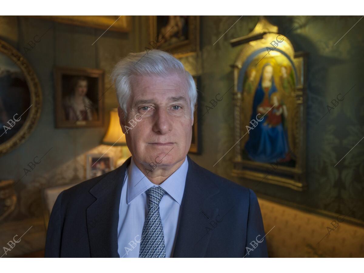 A la derecha, 'La Virgen de la Granada', de Fra Angelico - Archivo ABC