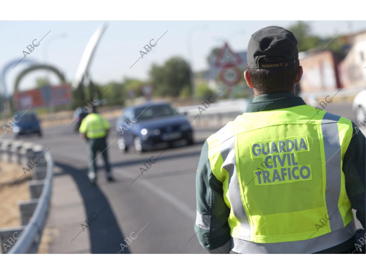 Control de la Guardia Civil de Trafico vigilando cinturones de ...