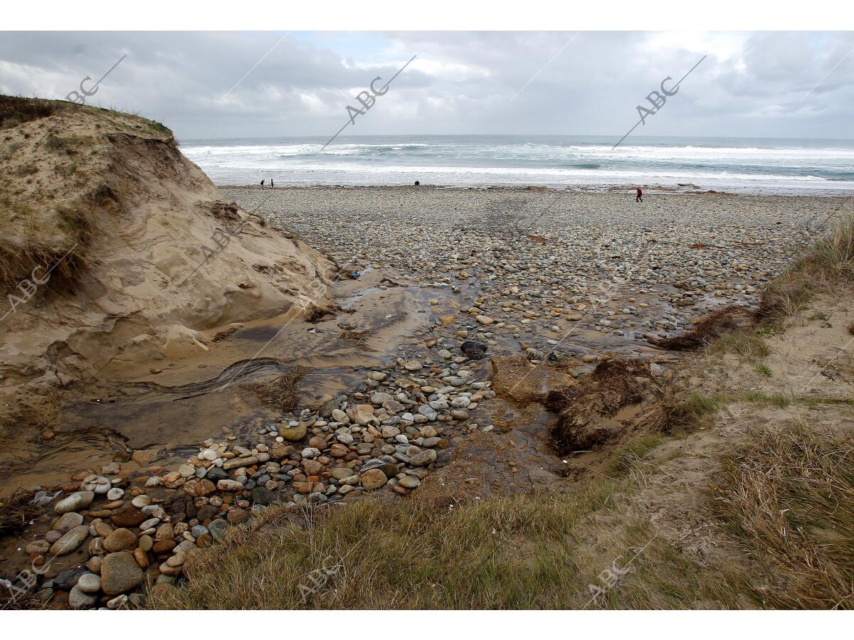 El temporal deja sin arena la playa de Ponzos - Archivo ABC