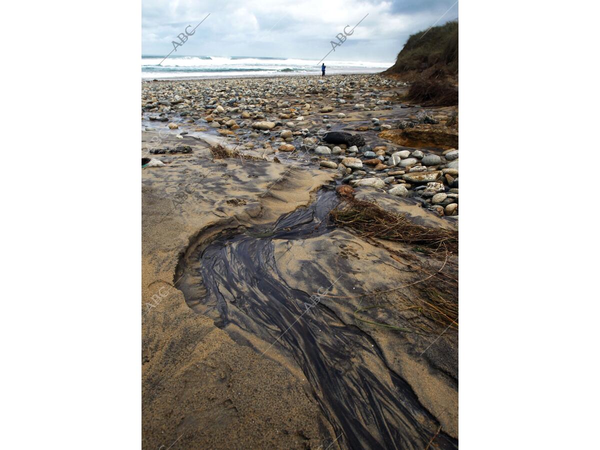El temporal deja sin arena la playa de Ponzos - Archivo ABC