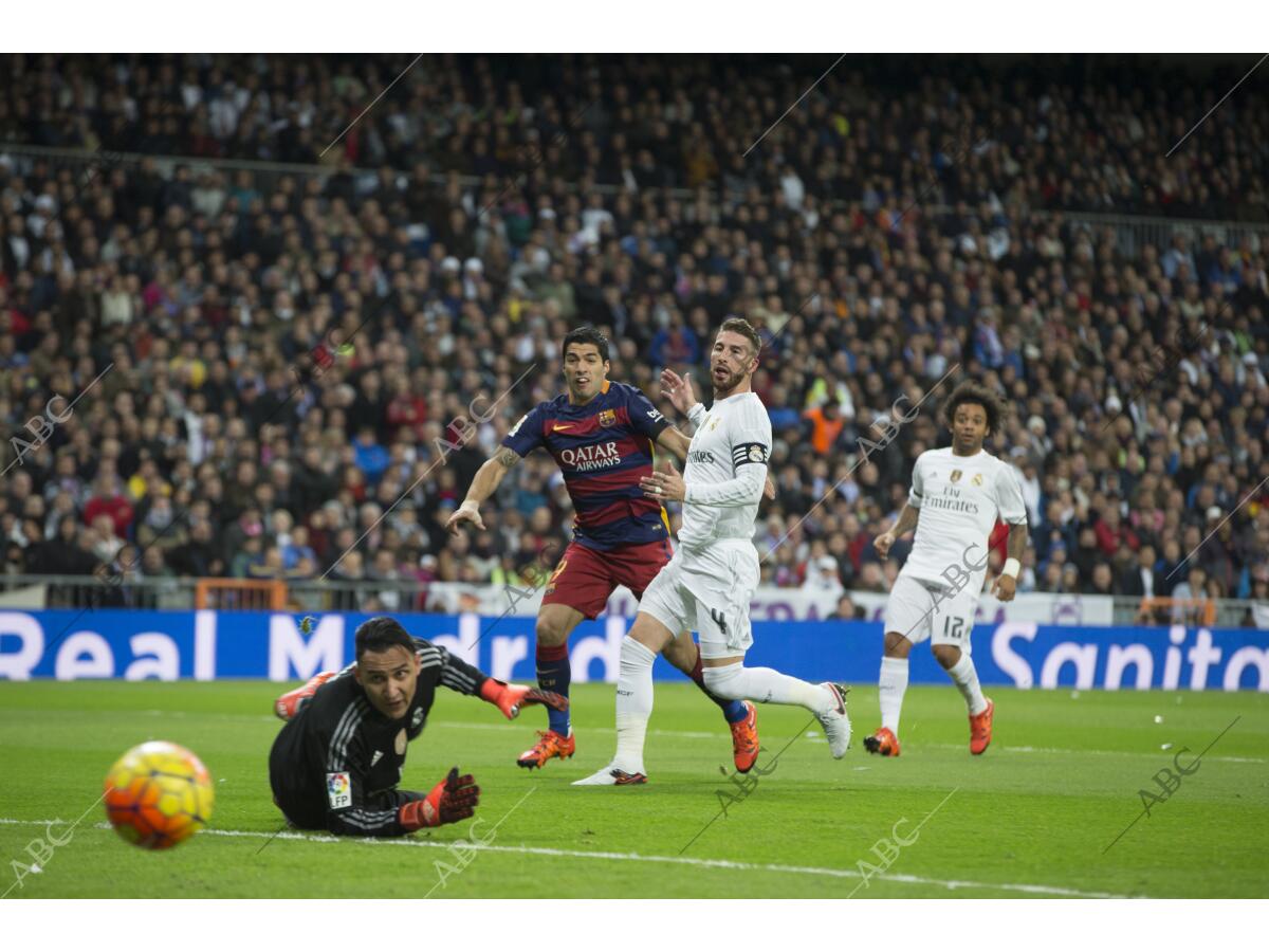 En la imagen, Sergio Ramos llega tarde y Luis Suárez marca el primer ...