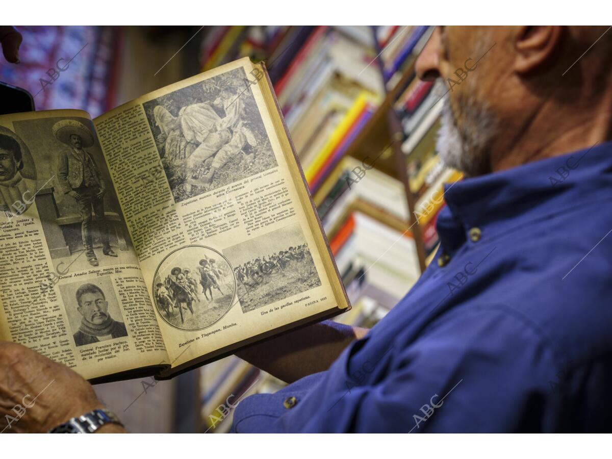 Arturo Pérez-Reverte en su estudio con libros, documentos y manuscritos ...