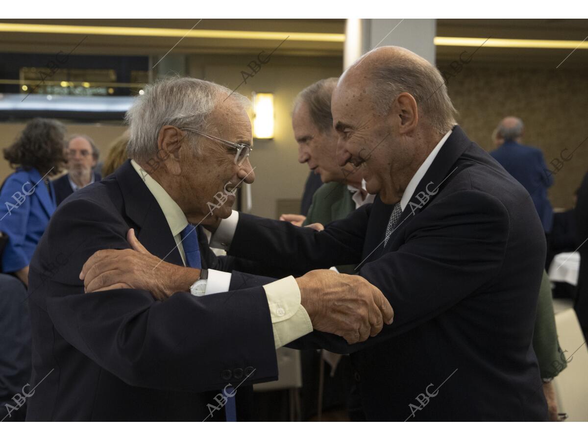 En la imagen, Rodolfo Martín Villa y Miguel Roca - Archivo ABC