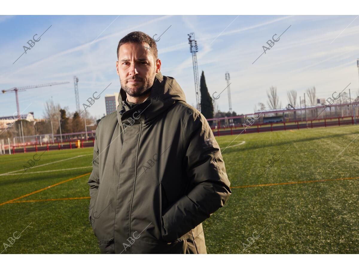 Retratos posados y durante entrevista al ex jugador de fútbol, Mario ...